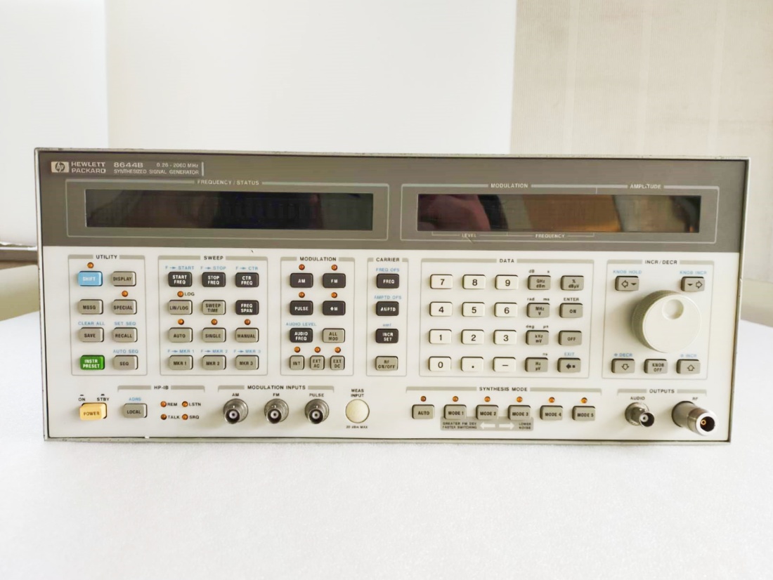 AGILENT 8644B SYNTHESIZED SIGNAL GENERATOR